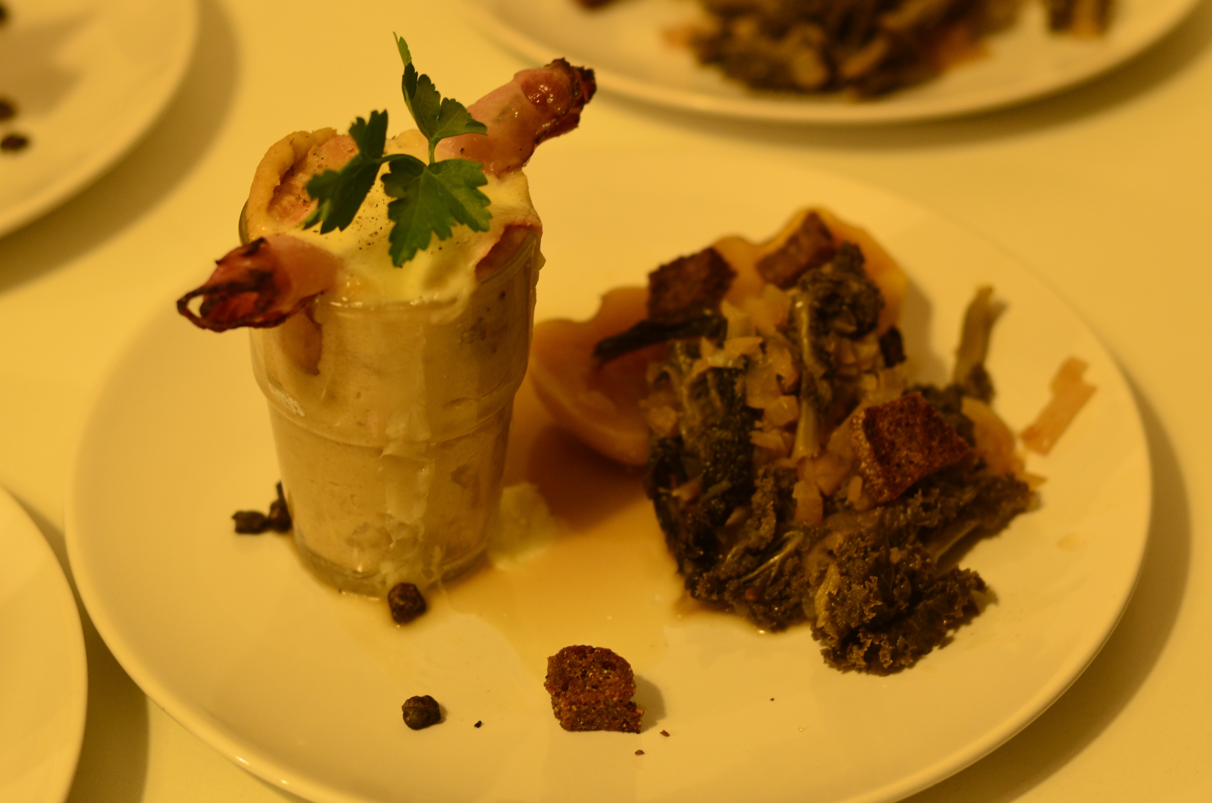 Gratiniertes Petersilwurzel-Apfelpüree mit Taleggio und Schwarzkohl ...